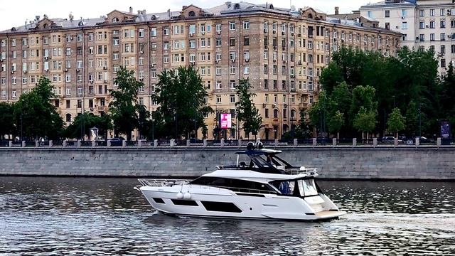 яхта на реке
