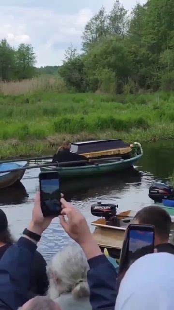 Прощание с иеромонахом Романом на берегу реки
