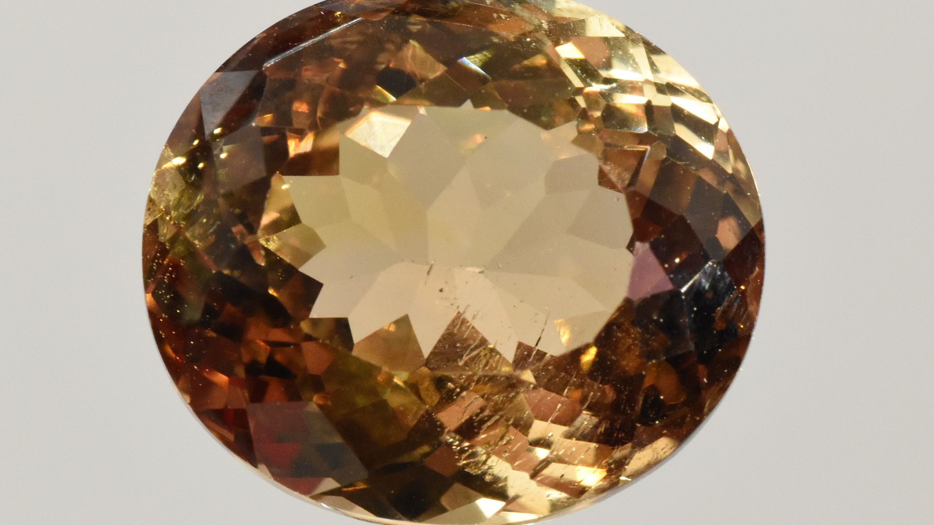 Топаз золотистый 14.65ct. Овал (Бразилия)