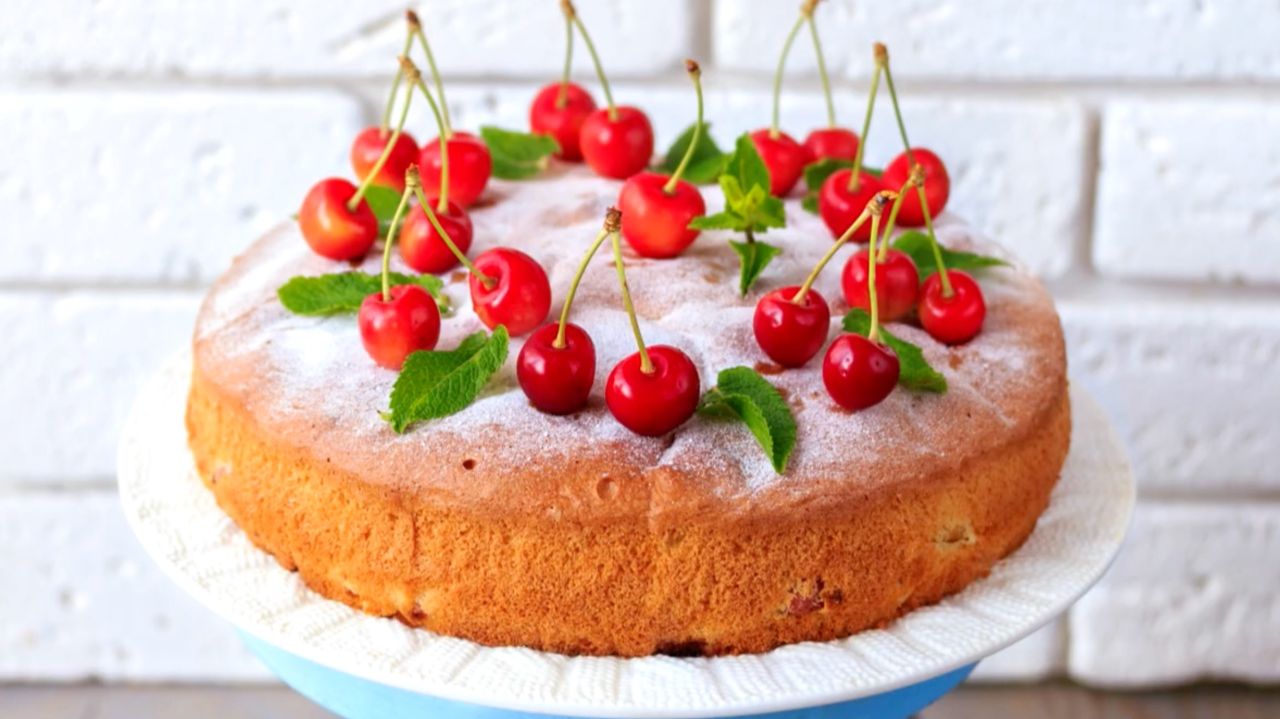 🍒 Нежнейшая ШАРЛОТКА с черешней: тает во рту, все просят добавки!