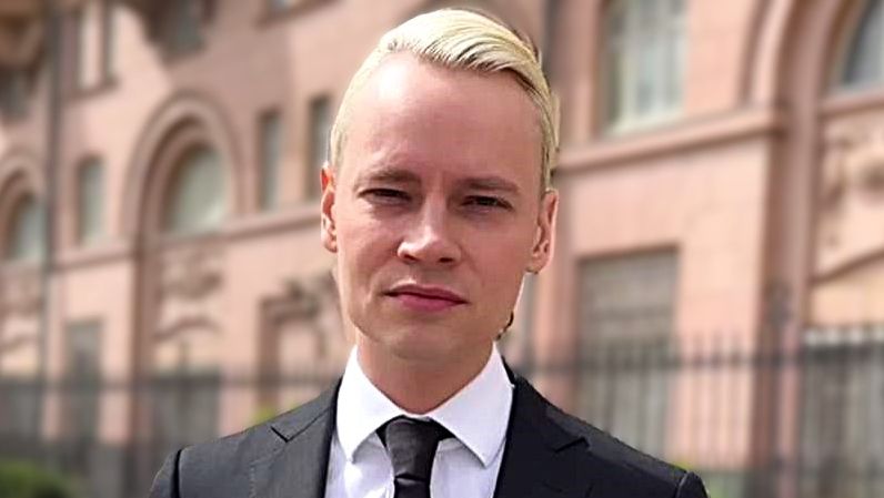 Shaman опубликовал видео с тайной папкой в руках у посольства США