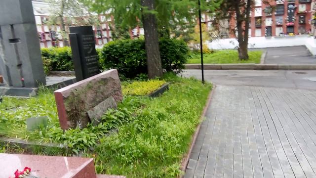 Новодевичье кладбище в Москве. Здесь похоронены актёры, певицы, солдаты и писатели.