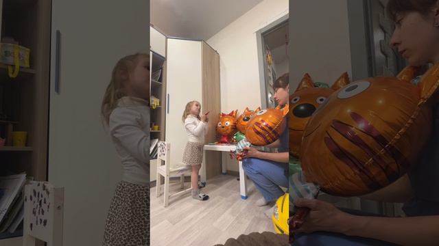 Вероника лечит три кота