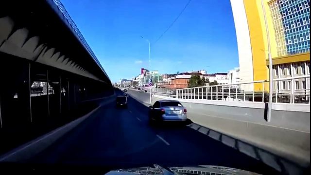 Вылетает неожиданно справа