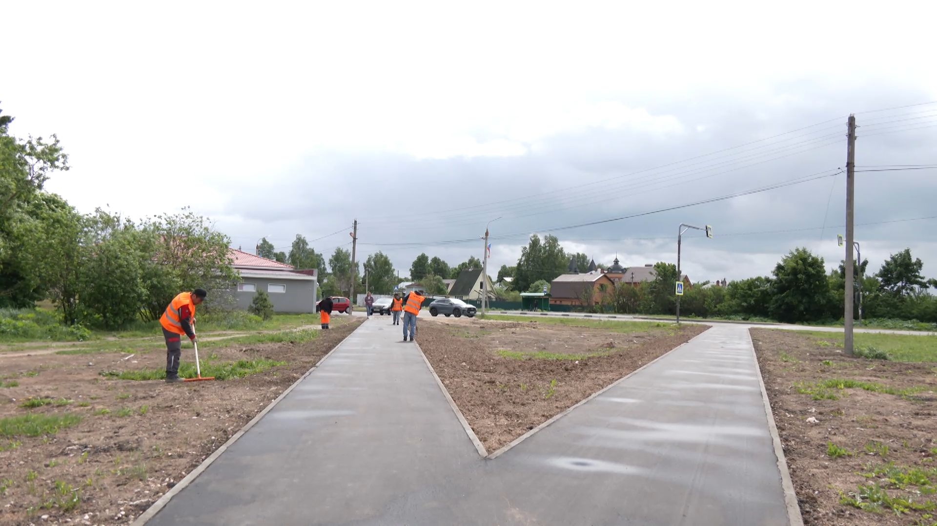 В округе Пушкинский продолжают благоустраивать народные тропы
