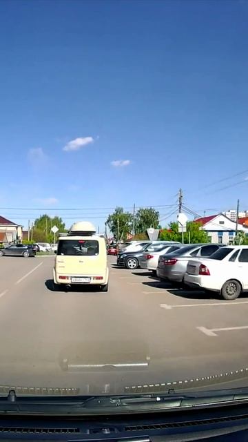 Женщина в передней машине выкинула в окно мусор