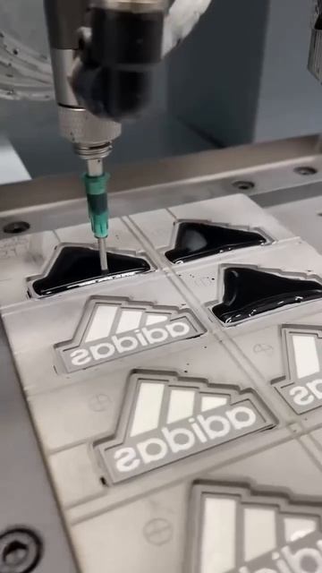 логотип шеврон adidas