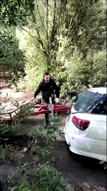 Парень с прицепом немного перестарался
