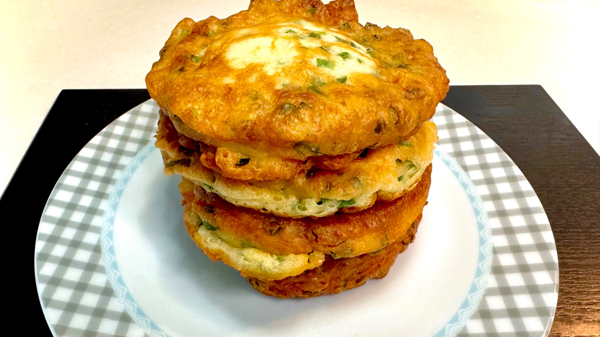 Вкусные пышные оладьи на кефире с зеленым луком!