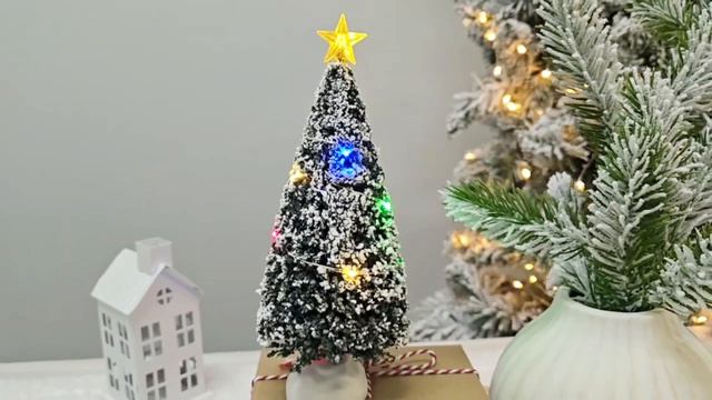 Световая фигурка 'Ёлка' с цветными огоньками, 18 см, батарейки, 74266-lemax