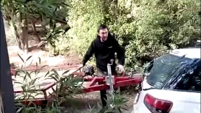 Парень с прицепом немного перестарался