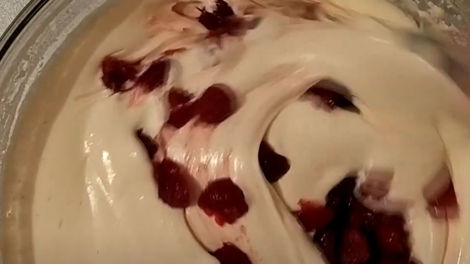 Шарлотка с замороженной вишней. Получается вкусной и воздушной