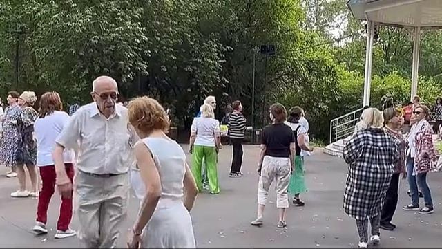 Танцы в парке Москвы танцуют все отдых, отпуск, веселье, приколы