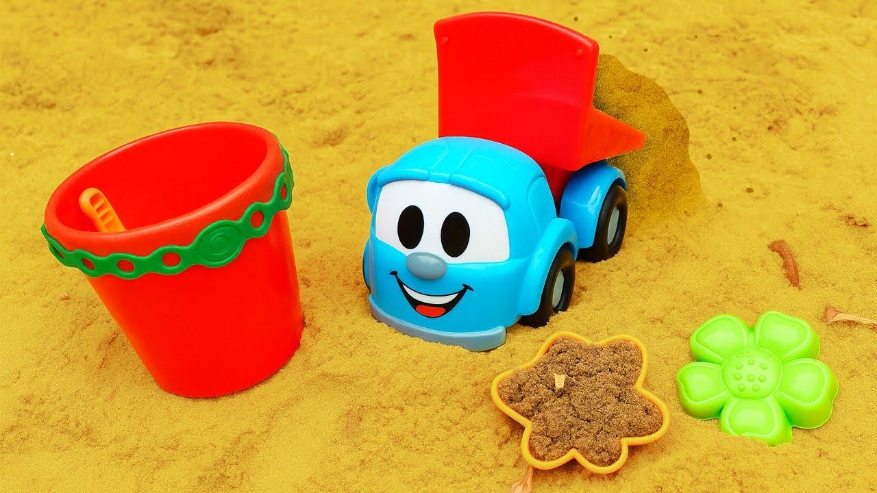 Грузовичок Лева играет в песочнице! 🚜🏖️ Лепим фигурки и учимся | Для детей