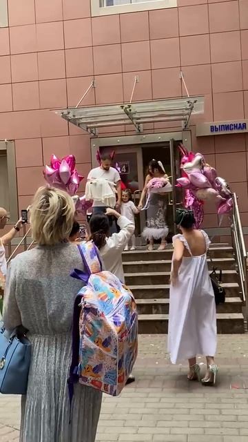 Артисты на выписку из роддома в Москве — красивая встреча мамы и малыша