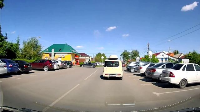 Женщина в передней машине выкинула в окно мусор