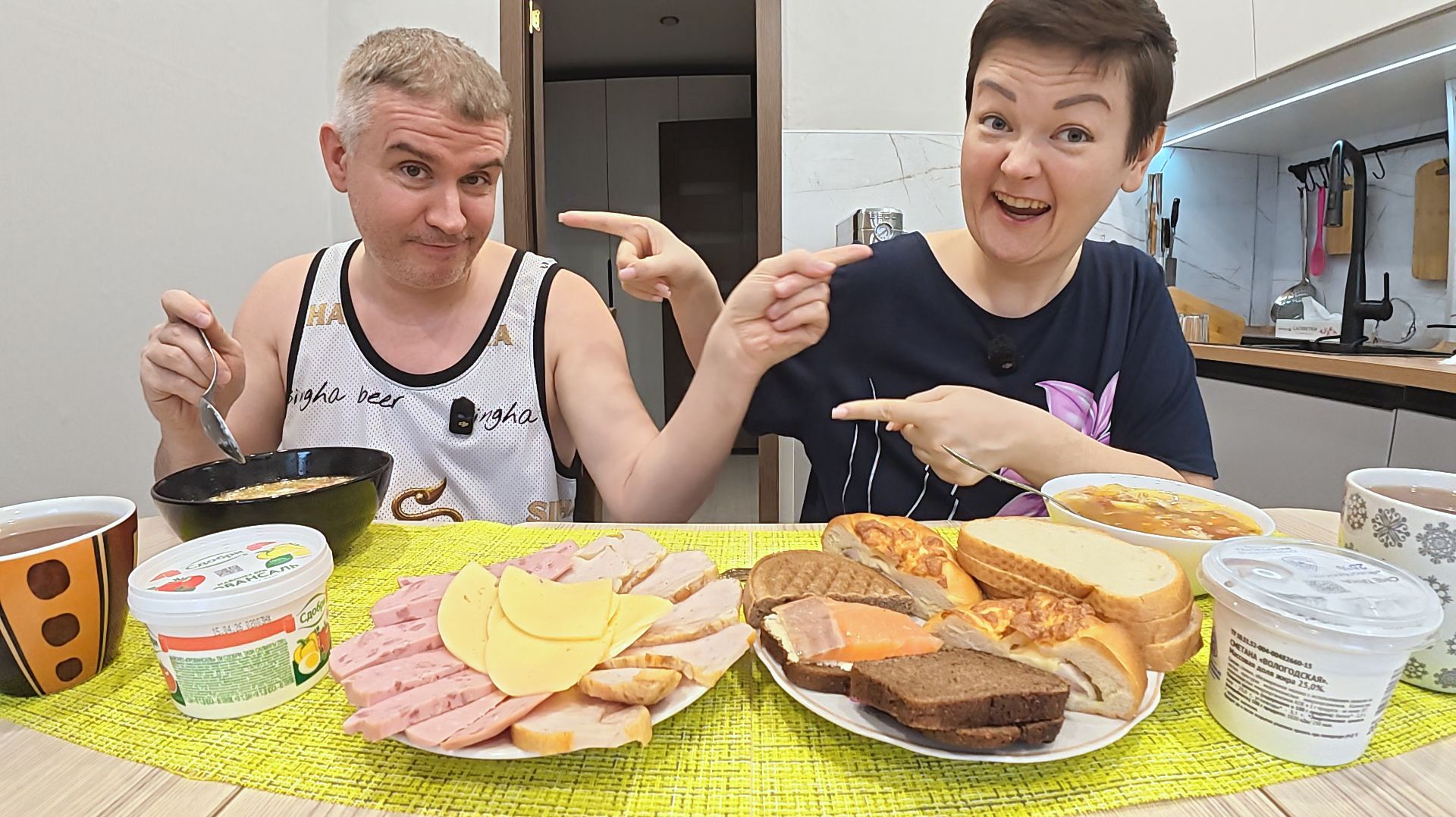 Мукбанг пытаюсь задобрить моего ДОМОВОГО! Выясняем куда ПРОПАДАЮТ продукты) Семейный обед в России