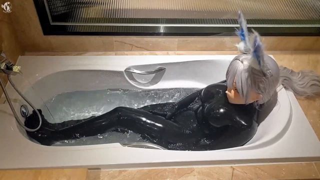 Кигуруми-лисодевочка купается в ванне.