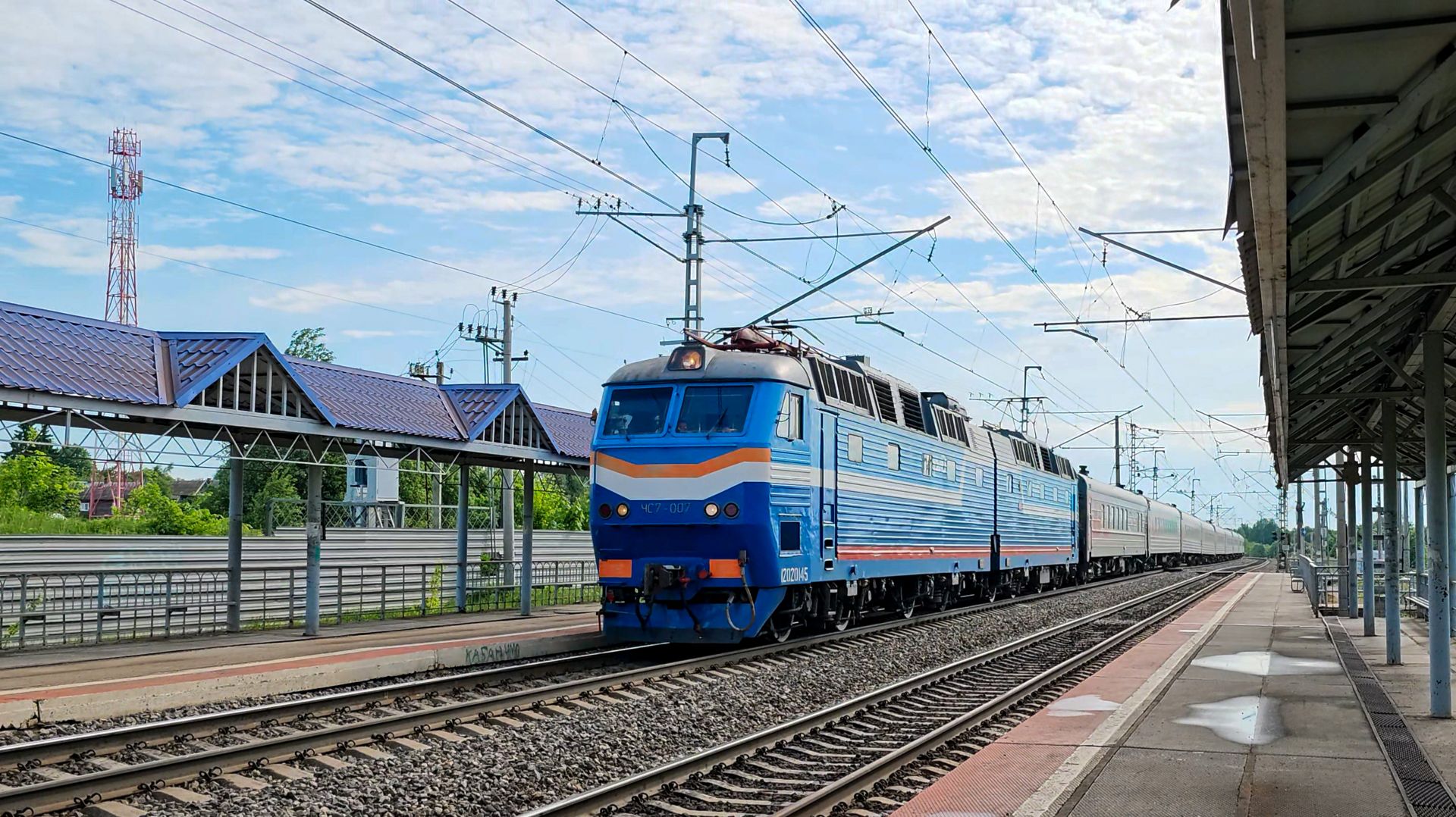 Синий ЧС7-007 с пассажирским поездом.
