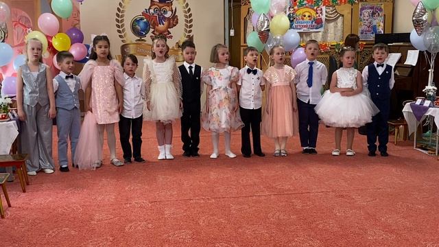 Песня «Сегодня у нас выпускной»(А. Комарова) Группа №6 "Искорки"