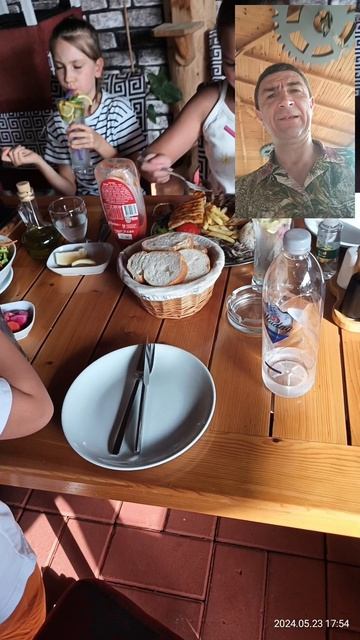 В Ресторане BLU MARE, подача блюд, Каргыджак, Турция.