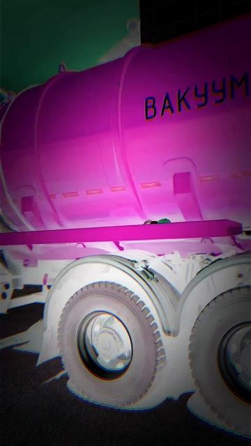 Вакуумная автоцистерна уходит на задачу в Красноярск