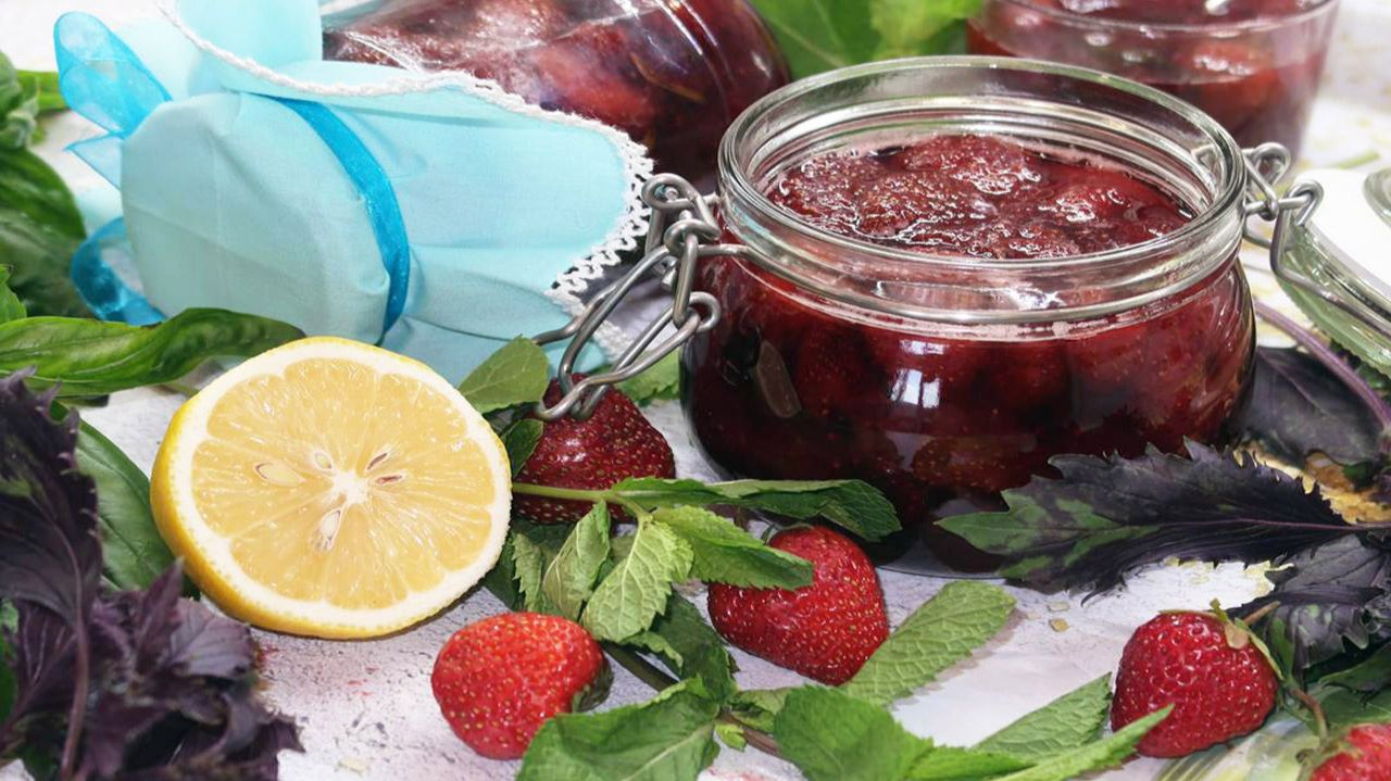 Варенье из клубники с лимоном, базиликом и мятой