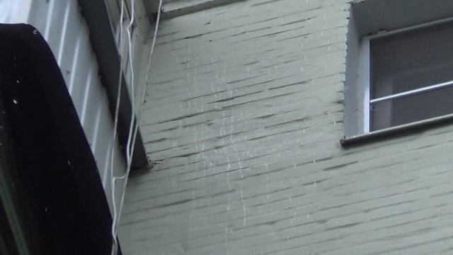 29 мая 2026 года - Вода с аварийной крыши течёт по фасаду