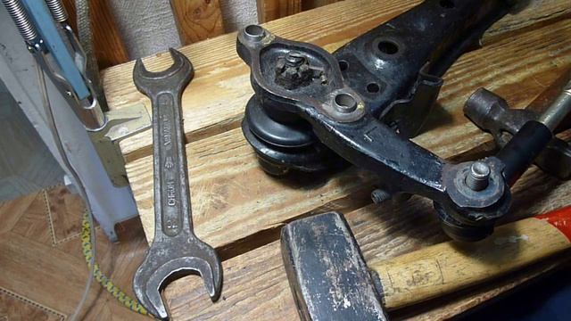 Замена наконечника рулевой тяги в специализированном автосервисе.