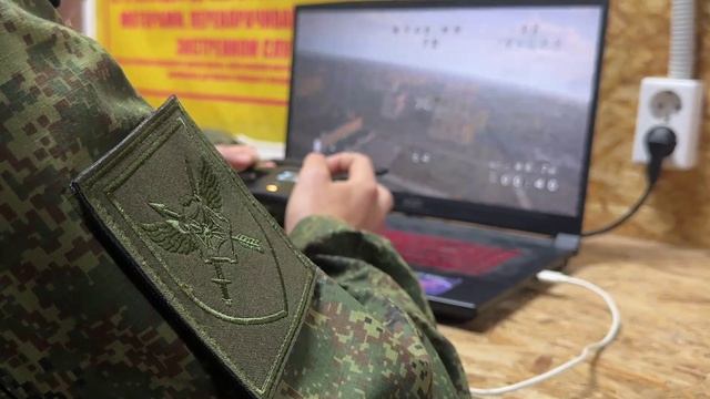 Военнослужащие отработали навыки управления FPV-дроном на полигоне