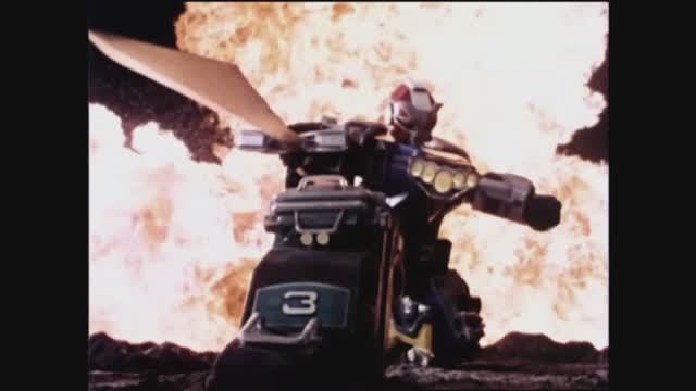 Power Rangers Turbo Томми Оливер последний раз управляет Турбо Мегазордом.