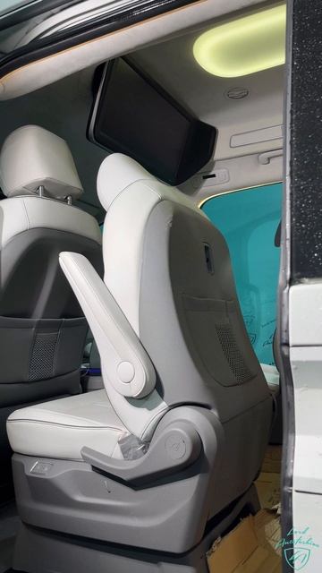 Установка авточехлов в Hyundai Staria 9 мест модель Байрон Классик