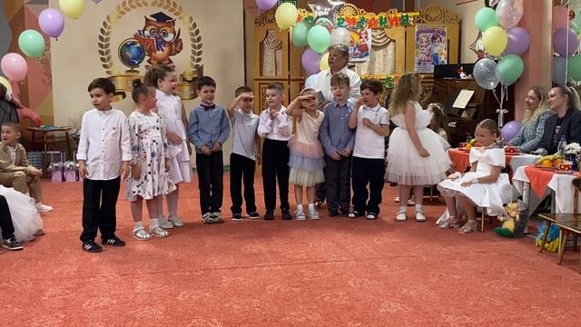 Поздравление старшей группы.  Зажигательная псенка на мотив "Черный кот". Группа №10