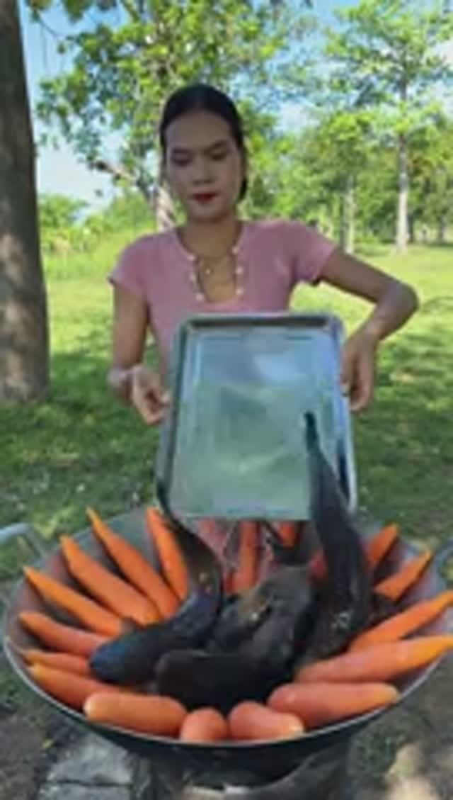 Готовим вкусную рыбу с морковью, тушенной в сливочном соусе.