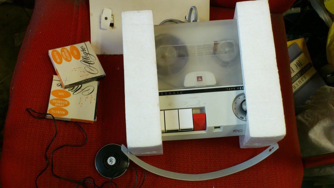 Один из первых транзисторных магнитофонов Panasonic RQ-303 (1964г. выпуска)