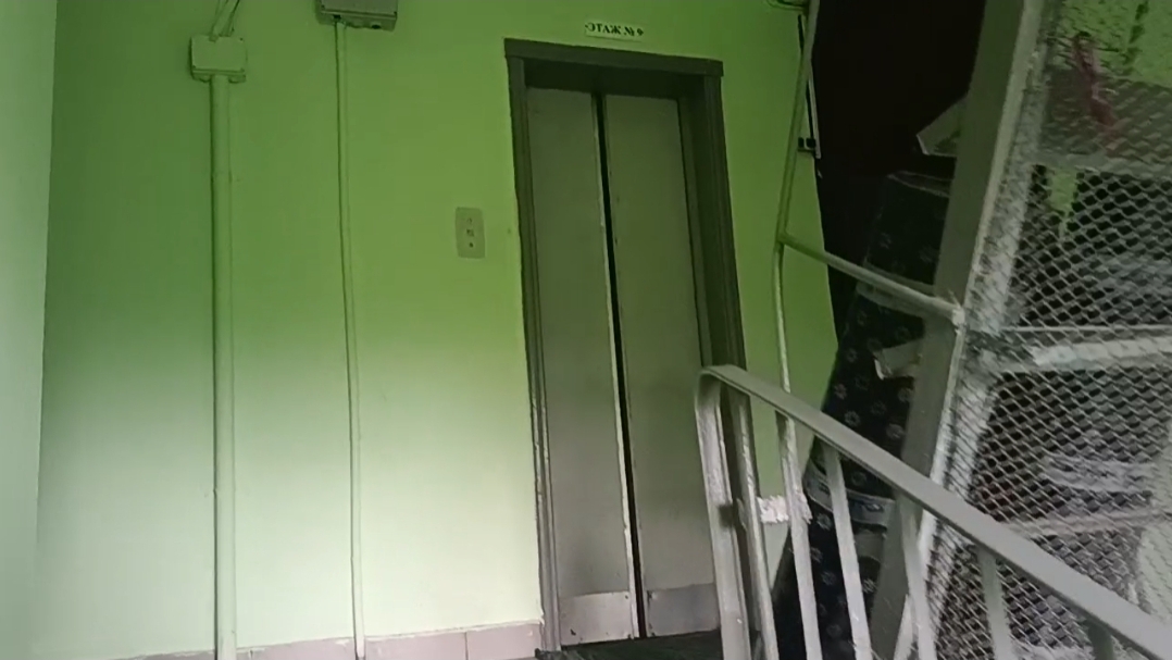 «ужасно изрисованный лифт» — пассажирский лифт КМЗ (модер. МЭЛ). V=0,65 m/s,Q=350 kg