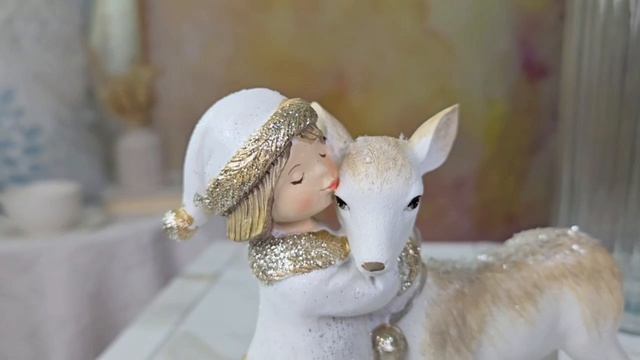 Новогодняя фигурка ДЕВОЧКА С ОЛЕНЁНКОМ полистоун, белая с золотым, 17 см, 530398-2