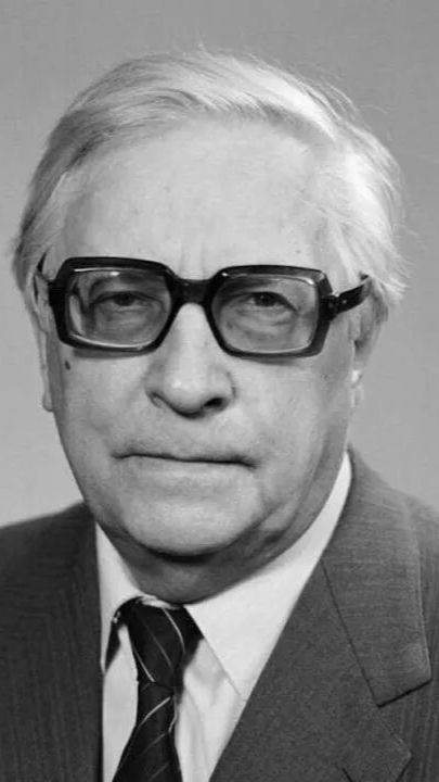 А у нас во дворе есть девчонка одна. Музыка - А.Островский, слова - Л.Ошанин.