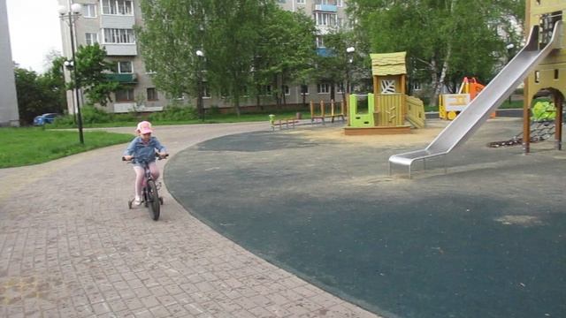 Полина катается на велосипеде
