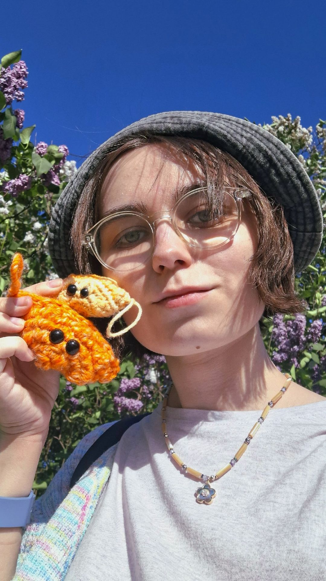 тгк artbyicin ОНО прикрепилось к моему рюкзаку... #вязание #crochet