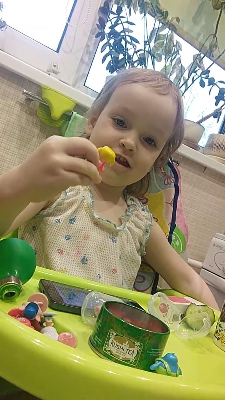 Арина с мамой играет в игру "Назови героя Мимимишку"