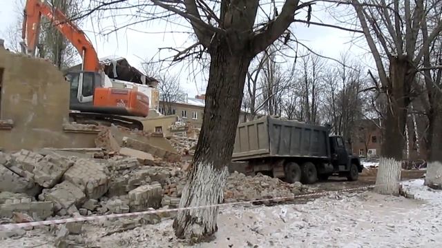 Продолжаем наблюдать за сносом дома №42 по улице Крупской в городе Семилуки 17.11.2020