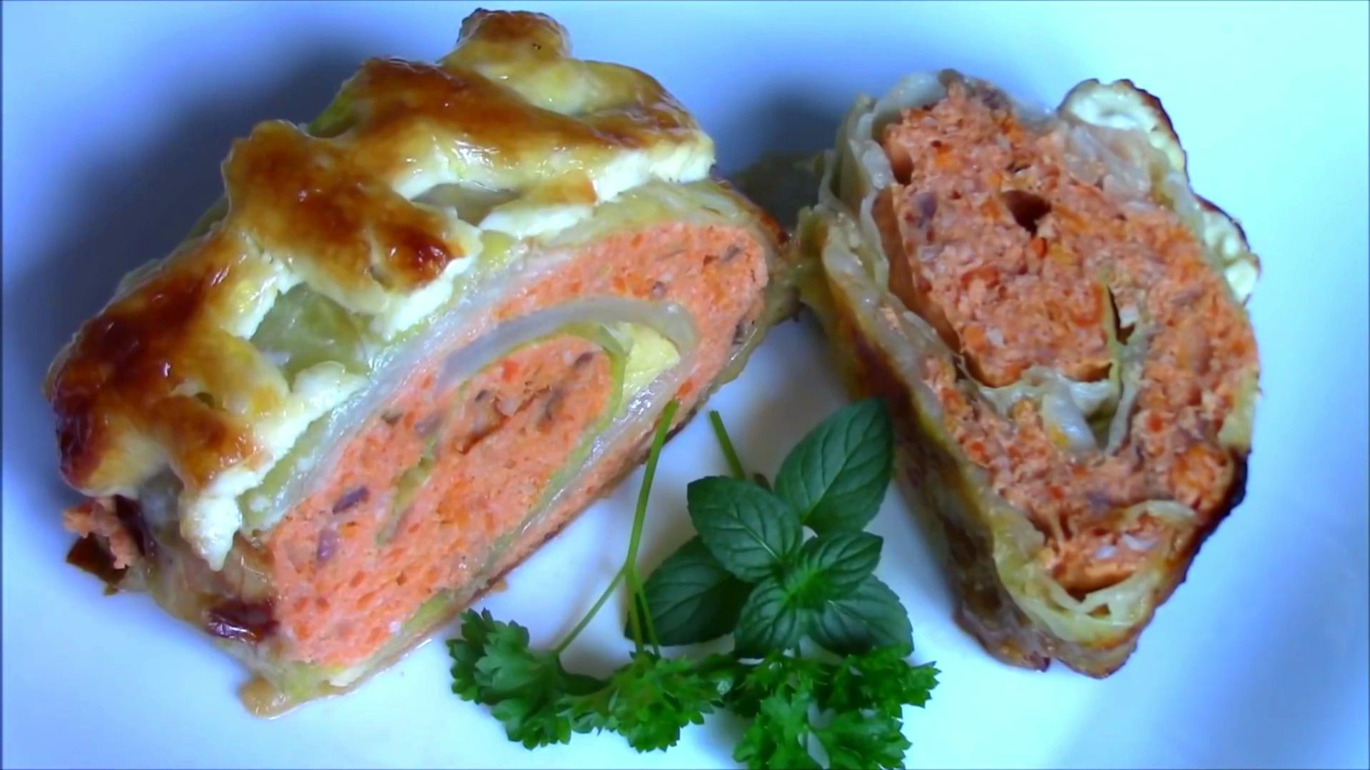 Рулет из ранней капусты с курицей.