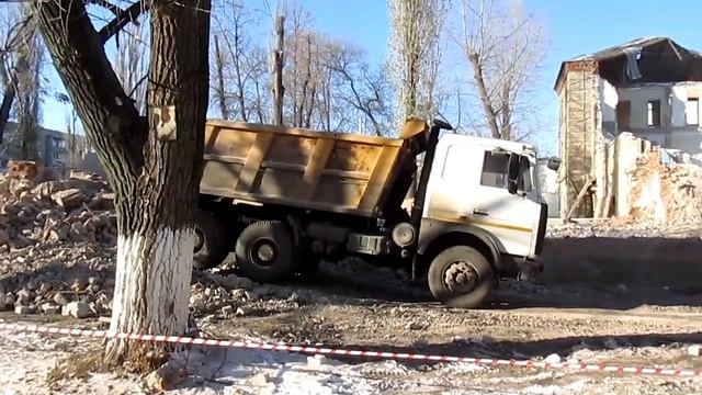 Продолжаем наблюдать за сносом дома экскаватором Hitachi Zaxis 200 в городе Семилуки 18.11.2020