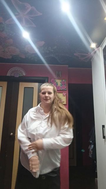 Зажигаю от души🔥Рубашка оверсайзбелаяклассика и чернаяюбка из экокожи #врек#dance#danceshorts#обзор