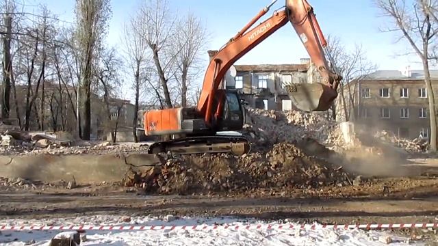 Продолжаем наблюдать за сносом дома №42 по улице Крупской в городе Семилуки 19.11.2020