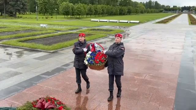 Ритуал возложения корзины цветов на Пискаревском мемориале к монументу "Мать-Родина"