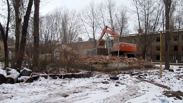 Продолжаем наблюдать за сносом дома №42 по улице Крупской в городе Семилуки 23.11.2020