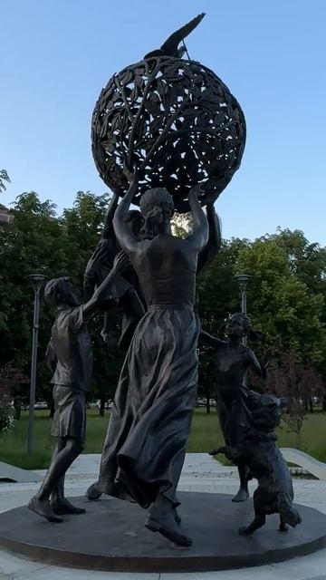 Памятник МИР