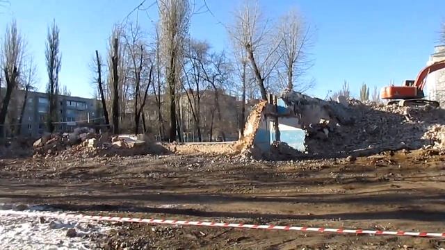 Продолжаем наблюдать за сносом дома №42 по улице Крупской в городе Семилуки 20.11.2020